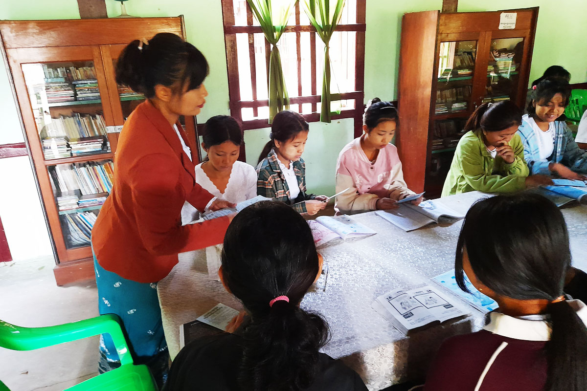 ၁၀၄ နှစ်မြောက် အမျိုးသားအောင်ပွဲနေ့အထိမ်းအမှတ် ထုတ်ဝေသည့် သတင်းစကားလက်ကမ်းစာစောင်များ ဖြန့်ဝေ